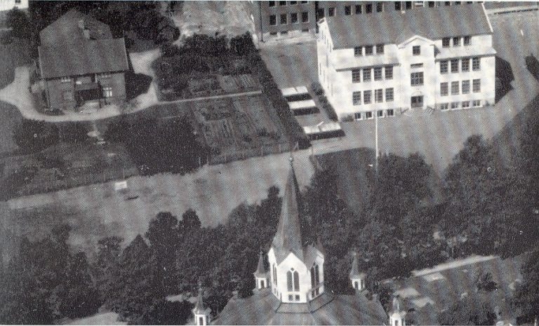 De båda äldre skolbyggnaderna i Tranemo samhälle. – Tranemo